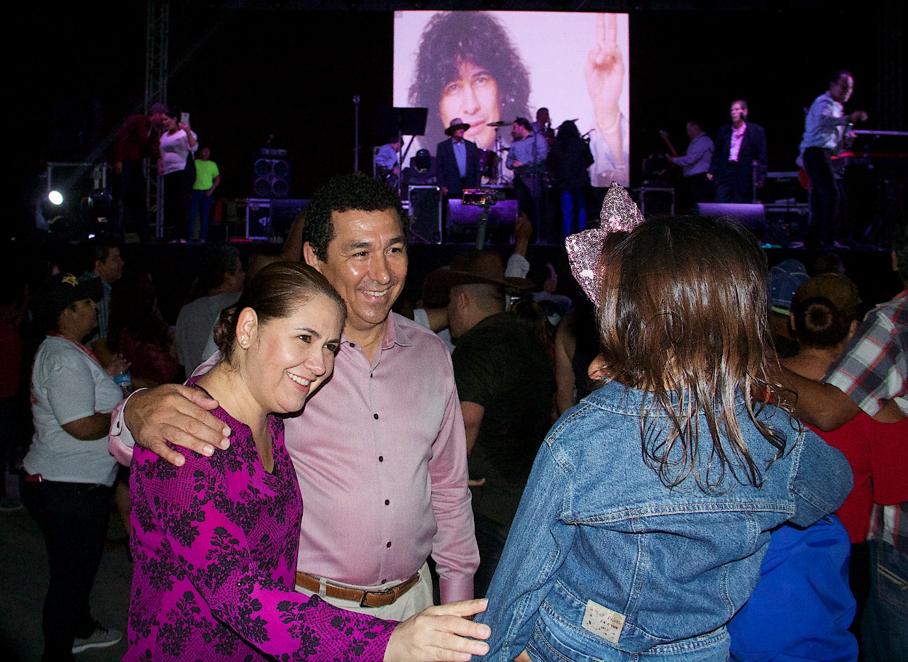 Reconoce Mario López trayectoria de Rigo Tovar; entrega reconocimiento ...