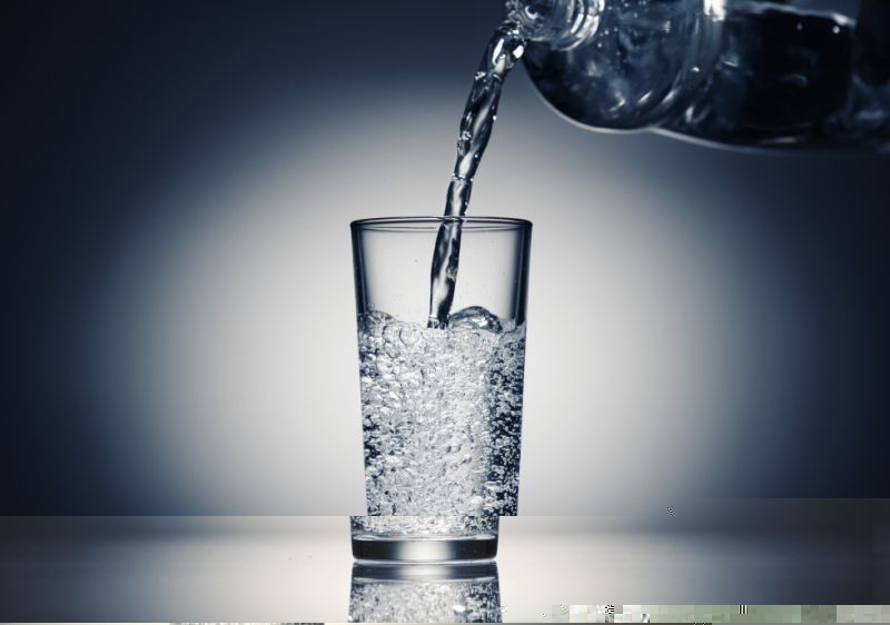 Agua con gas: por qué esta popular bebida no es buena para todos