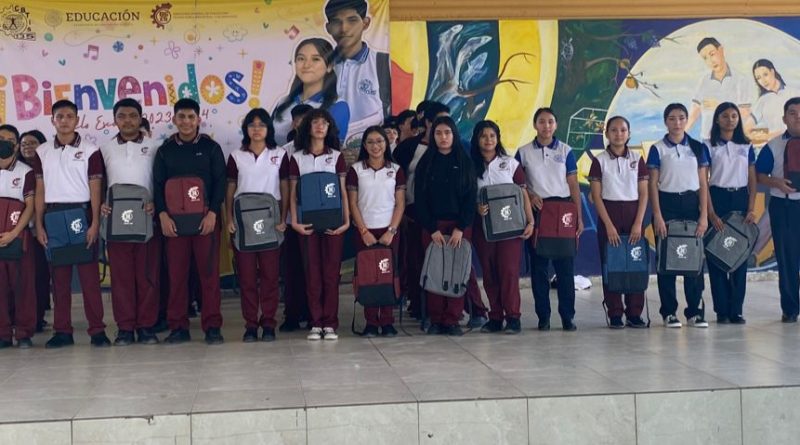 Otorgan mochilas a los mejores alumnos del Cbtis 135 de Matamoros ...